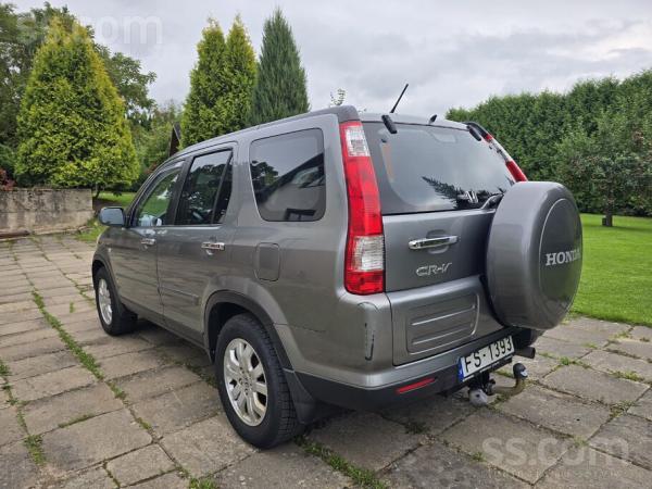 Grey Honda CR-V 2005 in Cesis, with an engine capacity of 2.00 L and mileage of 227 thousand km for 2450 €, photo 6 on AUTOMOTO.COM.LV