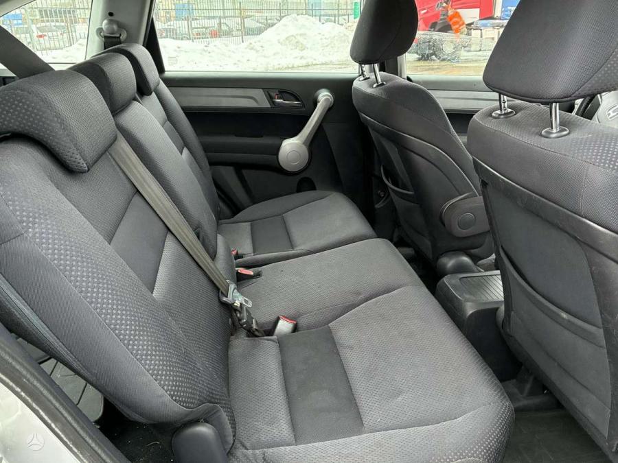 Pelēks Honda CR-V 2006 Marijampole, ar dzinēja tilpumu 2.00 L un nobraukumu 299 tūkst. km par 3150 €, foto 9 vietnē AUTOMOTO.COM.LV