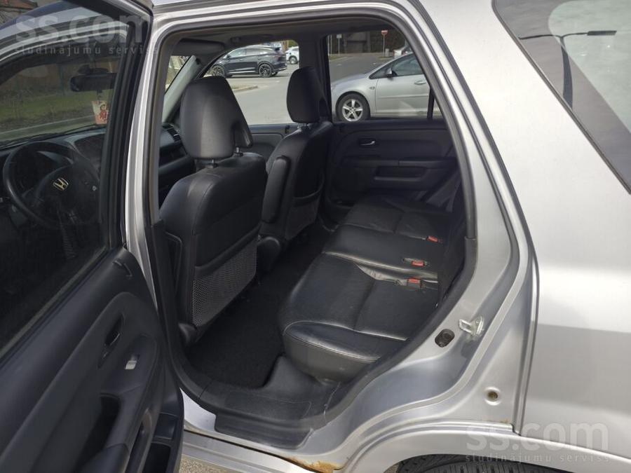 Pelēks Honda CR-V 2006 Rīga, ar dzinēja tilpumu 2.20 L un nobraukumu 317 tūkst. km par 1600 €, foto 5 vietnē AUTOMOTO.COM.LV