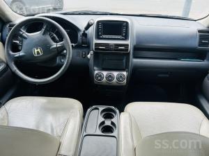 Grey Honda CR-V 2006 in Riga, with an engine capacity of 2.00 L and mileage of 404 thousand km for 2000 €, photo 6 on AUTOMOTO.COM.LV
