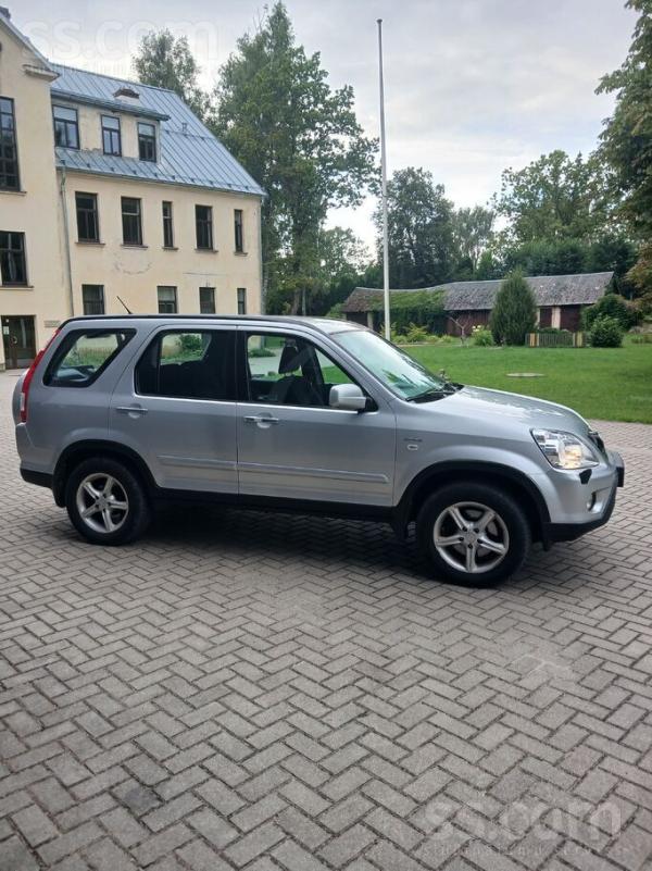 Grey Honda CR-V 2006 in Talsi, with an engine capacity of 2.00 L and mileage of 225 thousand km for 2250 €, photo 3 on AUTOMOTO.COM.LV