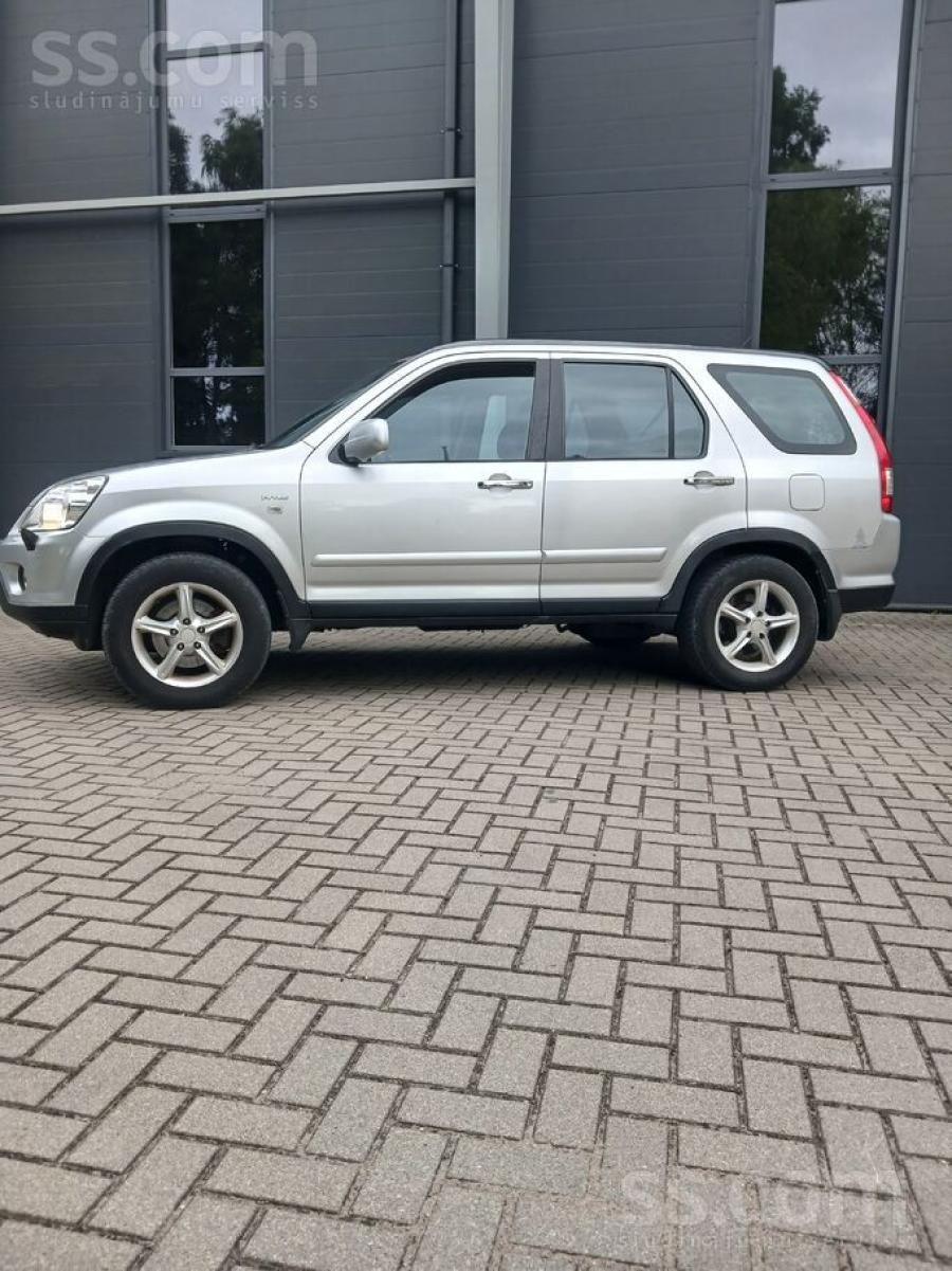 Grey Honda CR-V 2006 in Talsi, with an engine capacity of 2.00 L and mileage of 225 thousand km for 2250 €, photo 3 on AUTOMOTO.COM.LV