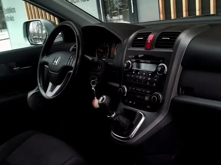 Grey Honda CR-V 2007 in Riga, with an engine capacity of 2.20 L and mileage of 297 thousand km for 3990 €, photo 7 on AUTOMOTO.COM.LV