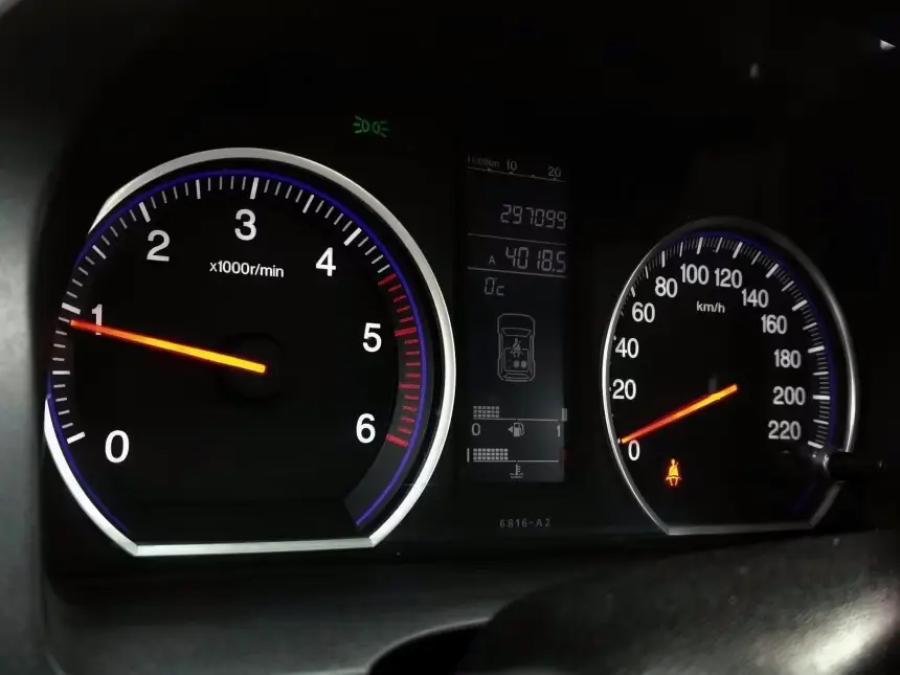 Grey Honda CR-V 2007 in Riga, with an engine capacity of 2.20 L and mileage of 297 thousand km for 3990 €, photo 8 on AUTOMOTO.COM.LV