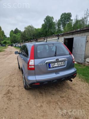 Grey Honda CR-V 2007 in Valmiera, with an engine capacity of 2.00 L and mileage of 320 thousand km for 3500 €, photo 5 on AUTOMOTO.COM.LV