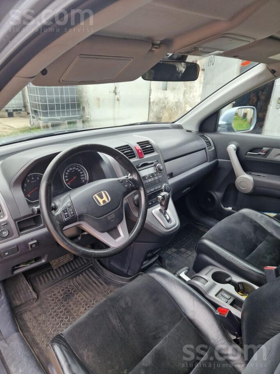 Grey Honda CR-V 2007 in Valmiera, with an engine capacity of 2.00 L and mileage of 320 thousand km for 3500 €, photo 7 on AUTOMOTO.COM.LV