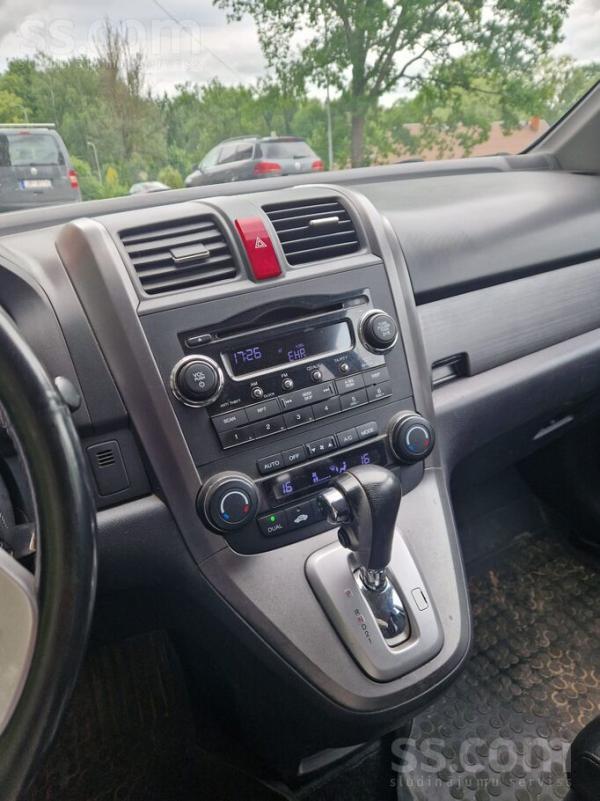 Grey Honda CR-V 2007 in Valmiera, with an engine capacity of 2.00 L and mileage of 320 thousand km for 3500 €, photo 7 on AUTOMOTO.COM.LV