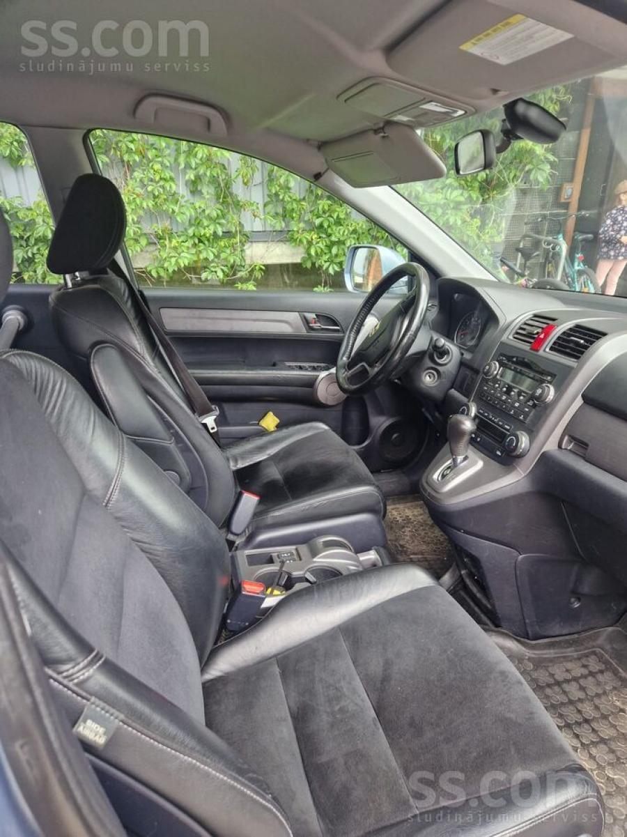 Grey Honda CR-V 2007 in Valmiera, with an engine capacity of 2.00 L and mileage of 320 thousand km for 3500 €, photo 11 on AUTOMOTO.COM.LV