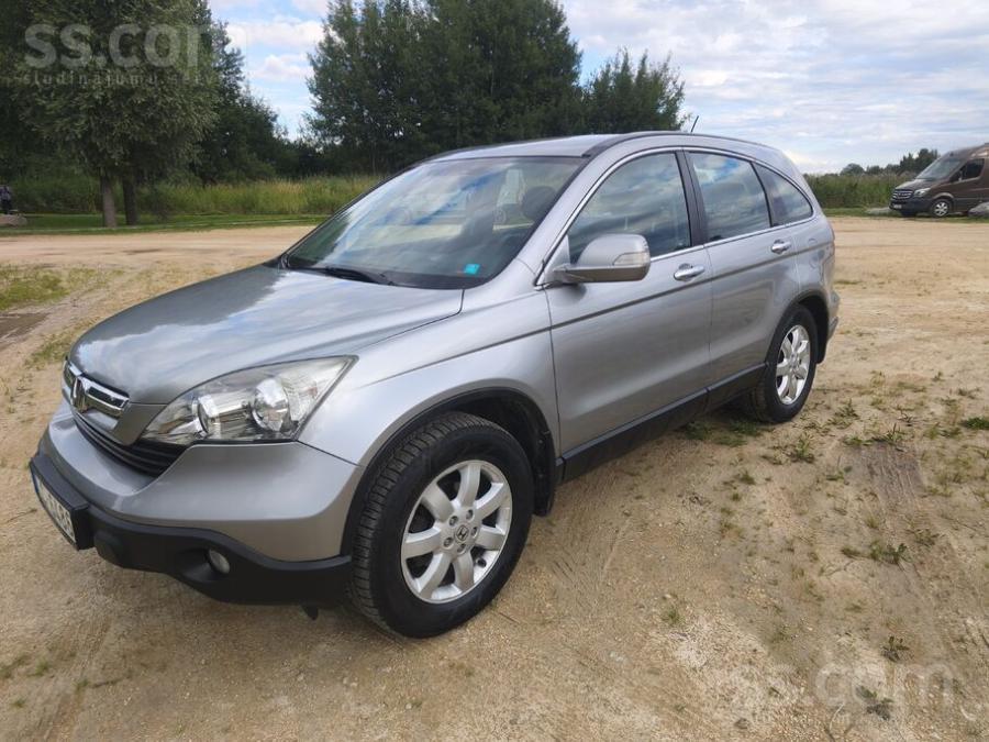 Grey Honda CR-V 2007 in Riga, with an engine capacity of 2.00 L and mileage of 197 thousand km for 4900 €, photo 1 on AUTOMOTO.COM.LV