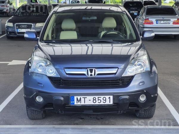Grey Honda CR-V 2007 in Riga, with an engine capacity of 2.00 L and mileage of 300 thousand km for 3200 €, photo 2 on AUTOMOTO.COM.LV