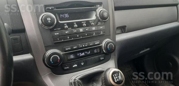 Pelēks Honda CR-V 2007 Rīga, ar dzinēja tilpumu 2.00 L un nobraukumu 292 tūkst. km par 2700 €, foto 4 vietnē AUTOMOTO.COM.LV