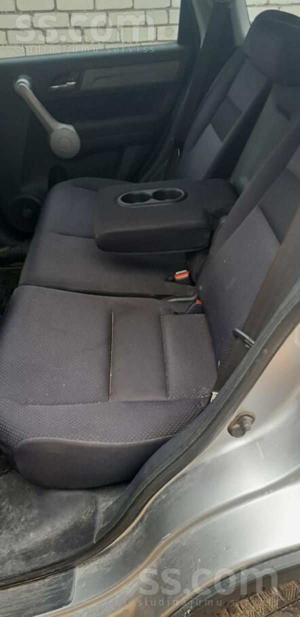 Pelēks Honda CR-V 2007 Rīga, ar dzinēja tilpumu 2.00 L un nobraukumu 292 tūkst. km par 2700 €, foto 6 vietnē AUTOMOTO.COM.LV