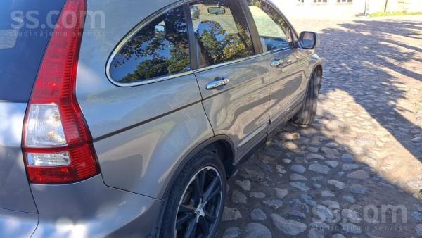 Grey Honda CR-V 2007 in Jelgava, with an engine capacity of 2.20 L and mileage of 253 thousand km for 3700 €, photo 5 on AUTOMOTO.COM.LV