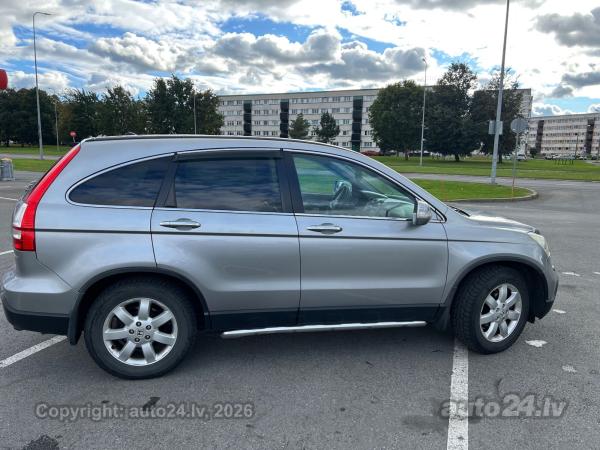 Honda CR-V 2007 in Tallinn on AUTOMOTO.COM.LV Grey Honda CR-V 2007 in Tallinn, with an engine capacity of 2.20 L and mileage of 290 thousand km for 4500 €, photo 6 on AUTOMOTO.COM.LV