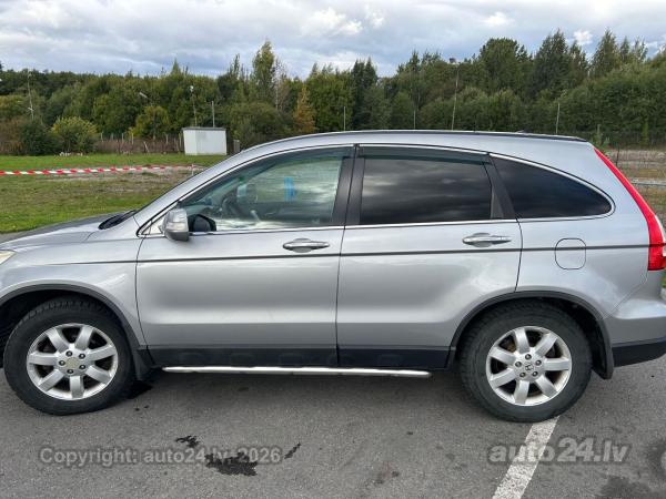 Honda CR-V 2007 in Tallinn on AUTOMOTO.COM.LV Grey Honda CR-V 2007 in Tallinn, with an engine capacity of 2.20 L and mileage of 290 thousand km for 4500 €, photo 7 on AUTOMOTO.COM.LV