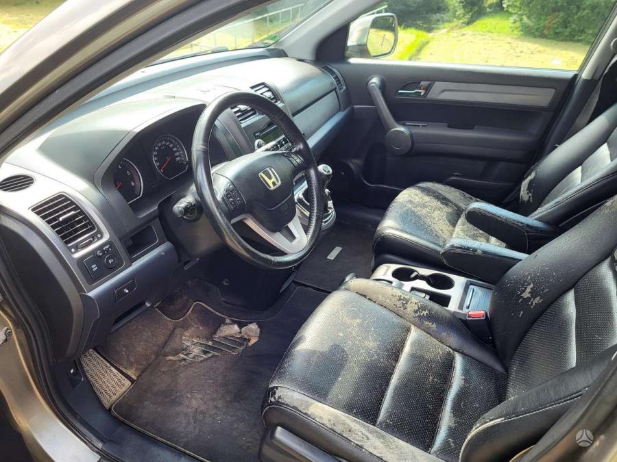 Grey Honda CR-V 2008 in Plunge, with an engine capacity of 2.20 L and mileage of 243 thousand km for 2500 €, photo 15 on AUTOMOTO.COM.LV