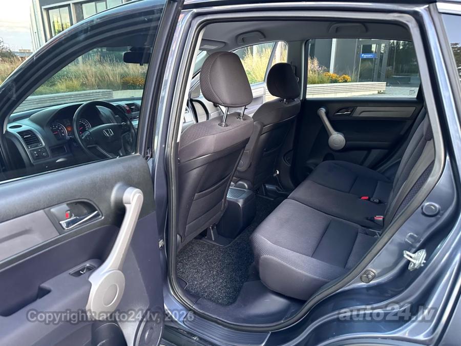 Pelēks Honda CR-V 2008 Tallina, ar dzinēja tilpumu 2.00 L un nobraukumu 259 tūkst. km par 4650 €, foto 16 vietnē AUTOMOTO.COM.LV