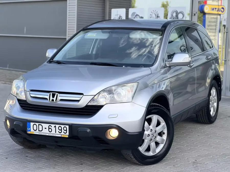 Grey Honda CR-V 2009 in Jekabpils, with an engine capacity of 2.20 L and mileage of 300 thousand km for 5950 €, photo 1 on AUTOMOTO.COM.LV