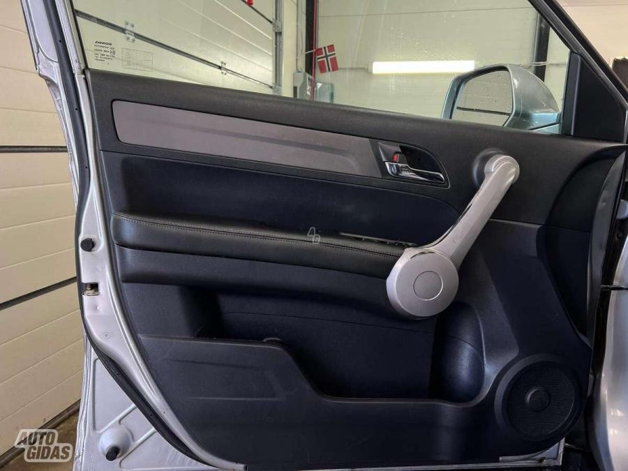 Grey Honda CR-V 2009 in Aukstieji Rusokai, with an engine capacity of 2.20 L and mileage of 387 thousand km for 4300 €, photo 12 on AUTOMOTO.COM.LV