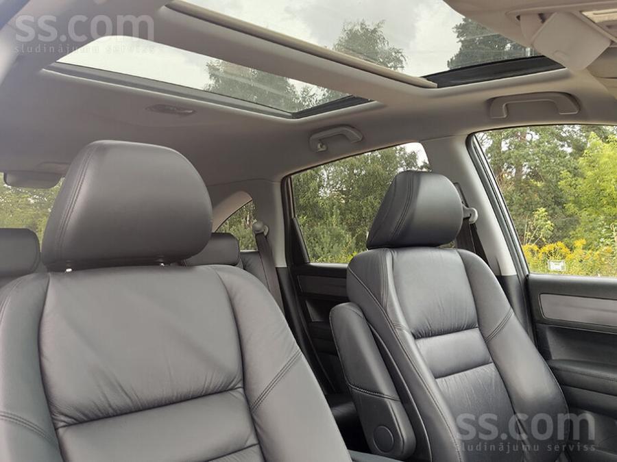 Grey Honda CR-V 2009 in Riga, with an engine capacity of 2.00 L and mileage of 201 thousand km for 6900 €, photo 3 on AUTOMOTO.COM.LV