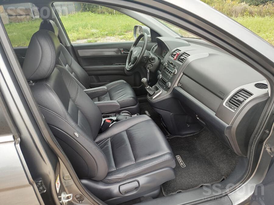 Grey Honda CR-V 2009 in Riga, with an engine capacity of 2.00 L and mileage of 201 thousand km for 6900 €, photo 4 on AUTOMOTO.COM.LV