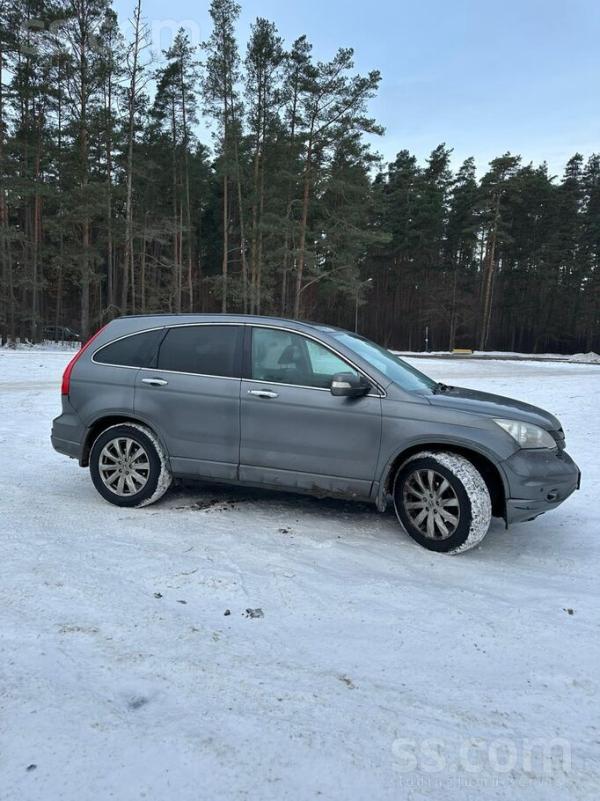 Grey Honda CR-V 2010 in Liepaja, with an engine capacity of 2.20 L and mileage of 200 thousand km for 2000 €, photo 4 on AUTOMOTO.COM.LV