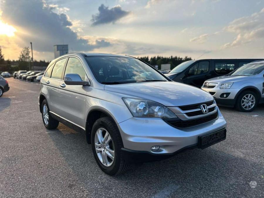 Grey Honda CR-V 2010 in Utena, with an engine capacity of 2.20 L and mileage of 233 thousand km for 6300 €, photo 1 on AUTOMOTO.COM.LV
