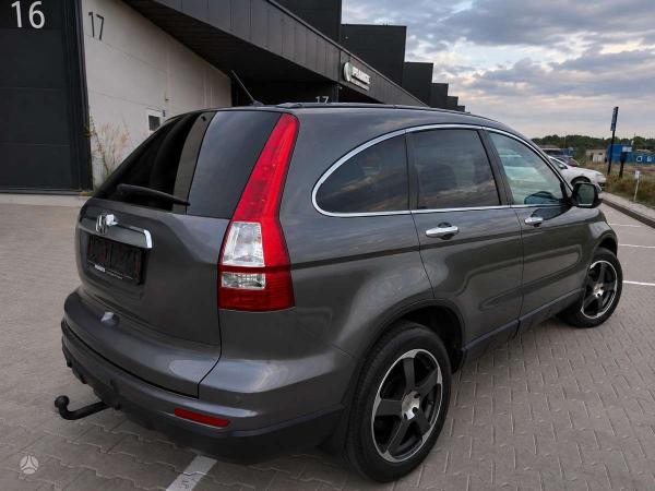 Grey Honda CR-V 2010 in Vilnius, with an engine capacity of 2.20 L and mileage of 302 thousand km for 6950 €, photo 2 on AUTOMOTO.COM.LV