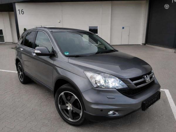 Grey Honda CR-V 2010 in Vilnius, with an engine capacity of 2.20 L and mileage of 302 thousand km for 6950 €, photo 3 on AUTOMOTO.COM.LV