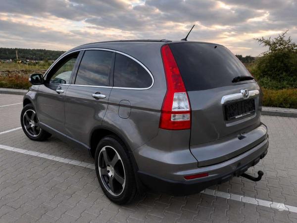 Grey Honda CR-V 2010 in Vilnius, with an engine capacity of 2.20 L and mileage of 302 thousand km for 6950 €, photo 4 on AUTOMOTO.COM.LV
