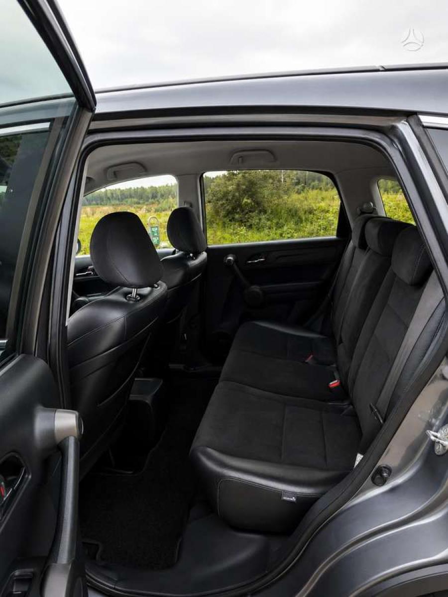 Grey Honda CR-V 2010 in Vilnius, with an engine capacity of 2.20 L and mileage of 302 thousand km for 6950 €, photo 7 on AUTOMOTO.COM.LV