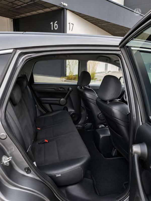 Grey Honda CR-V 2010 in Vilnius, with an engine capacity of 2.20 L and mileage of 302 thousand km for 6950 €, photo 7 on AUTOMOTO.COM.LV