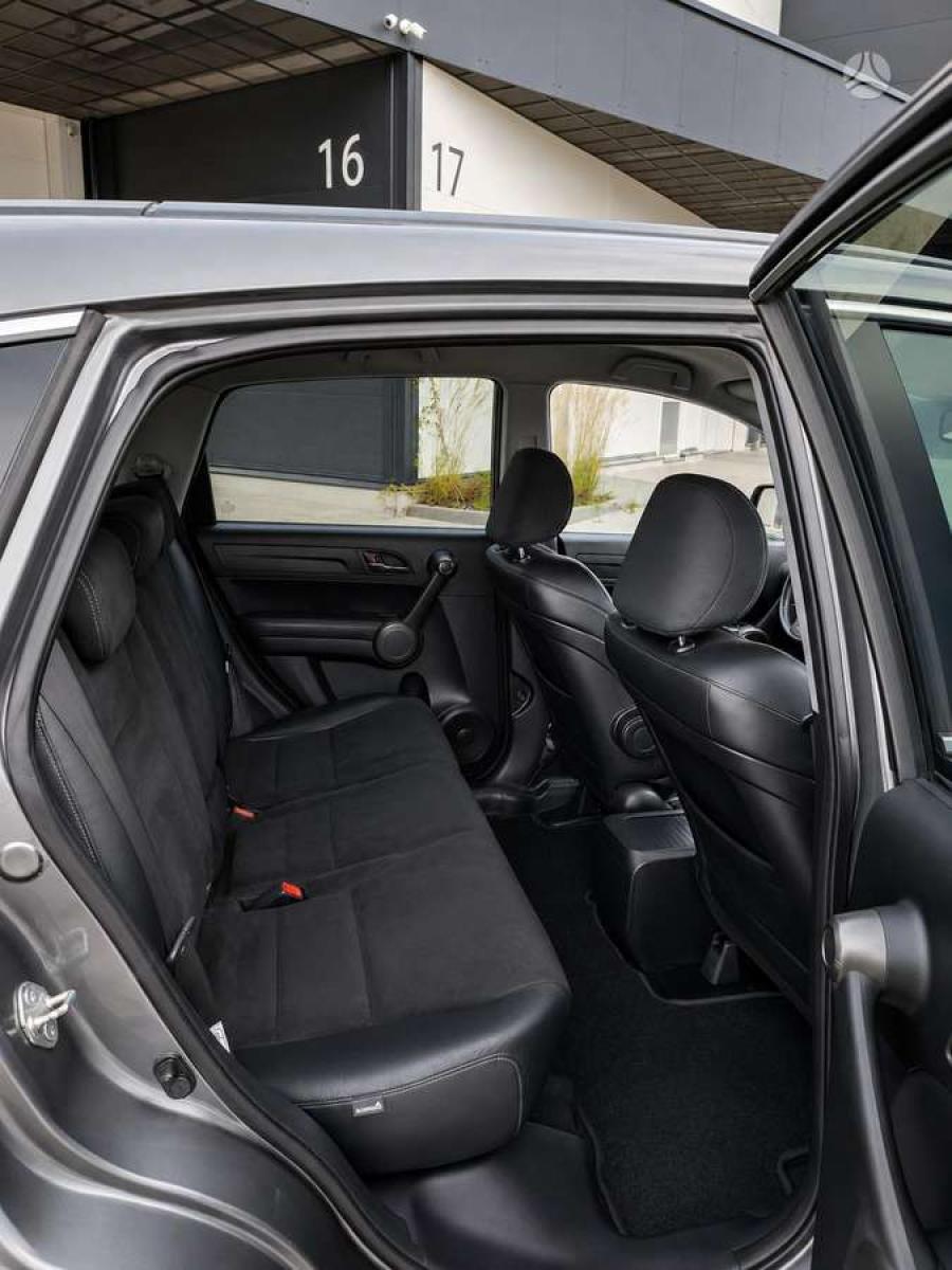 Grey Honda CR-V 2010 in Vilnius, with an engine capacity of 2.20 L and mileage of 302 thousand km for 6950 €, photo 8 on AUTOMOTO.COM.LV
