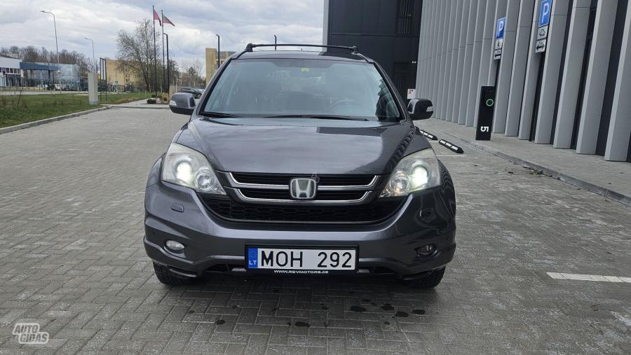 Grey Honda CR-V 2011 in Vilnius, with an engine capacity of 2.20 L and mileage of 217 thousand km for 7890 €, photo 1 on AUTOMOTO.COM.LV