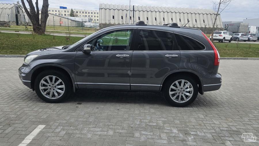 Grey Honda CR-V 2011 in Vilnius, with an engine capacity of 2.20 L and mileage of 217 thousand km for 7890 €, photo 4 on AUTOMOTO.COM.LV