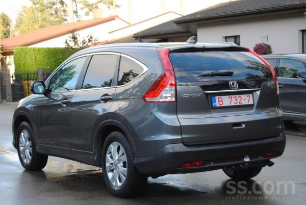 Grey Honda CR-V 2012 in Riga, with an engine capacity of 2.20 L and mileage of 239 thousand km for 10490 €, photo 4 on AUTOMOTO.COM.LV