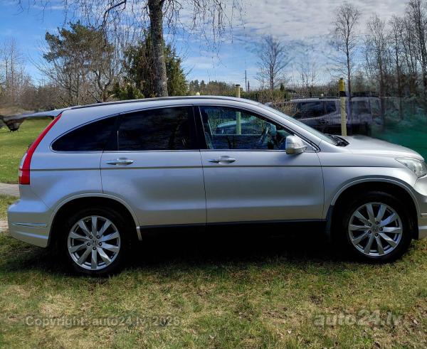 Grey Honda CR-V 2013 in Tallinn, with an engine capacity of 2.00 L and mileage of 201 thousand km for 7500 €, photo 2 on AUTOMOTO.COM.LV