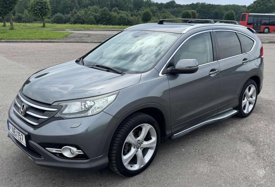 Grey Honda CR-V 2013 in Kaunas, with an engine capacity of 2.20 L and mileage of 218 thousand km for 12799 €, photo 1 on AUTOMOTO.COM.LV