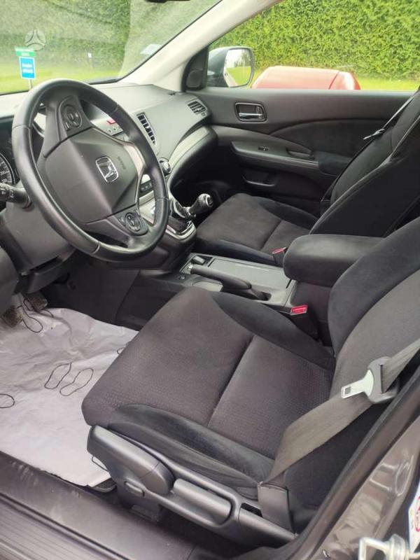 Grey Honda CR-V 2013 in Taurage, with an engine capacity of 1.60 L and mileage of 176 thousand km for 8600 €, photo 9 on AUTOMOTO.COM.LV