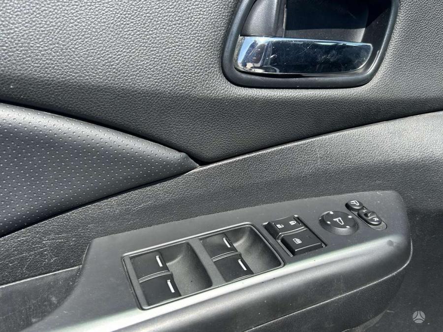Grey Honda CR-V 2014 in Vilnius, with an engine capacity of 1.60 L and mileage of 288 thousand km for 8500 €, photo 17 on AUTOMOTO.COM.LV