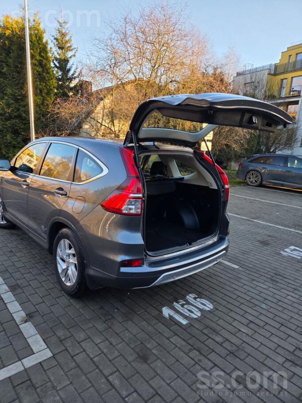 Grey Honda CR-V 2015 in Riga, with an engine capacity of 1.60 L and mileage of 142 thousand km for 10200 €, photo 4 on AUTOMOTO.COM.LV