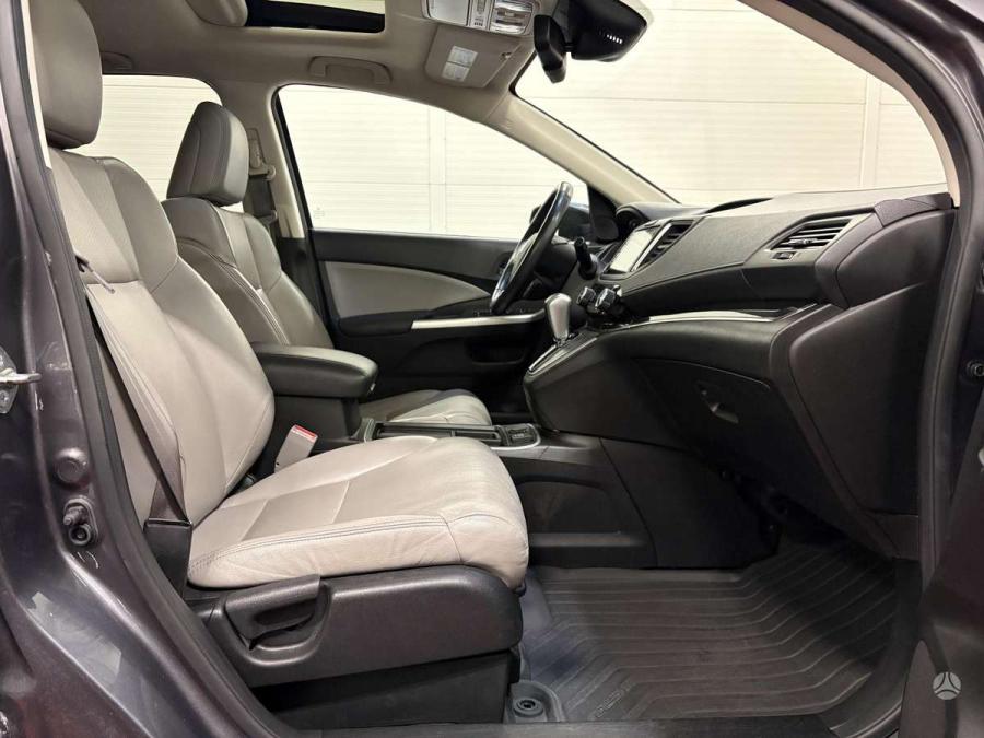 Grey Honda CR-V 2015 in Vilnius, with an engine capacity of 2.36 L and mileage of 163 thousand km for 14500 €, photo 18 on AUTOMOTO.COM.LV