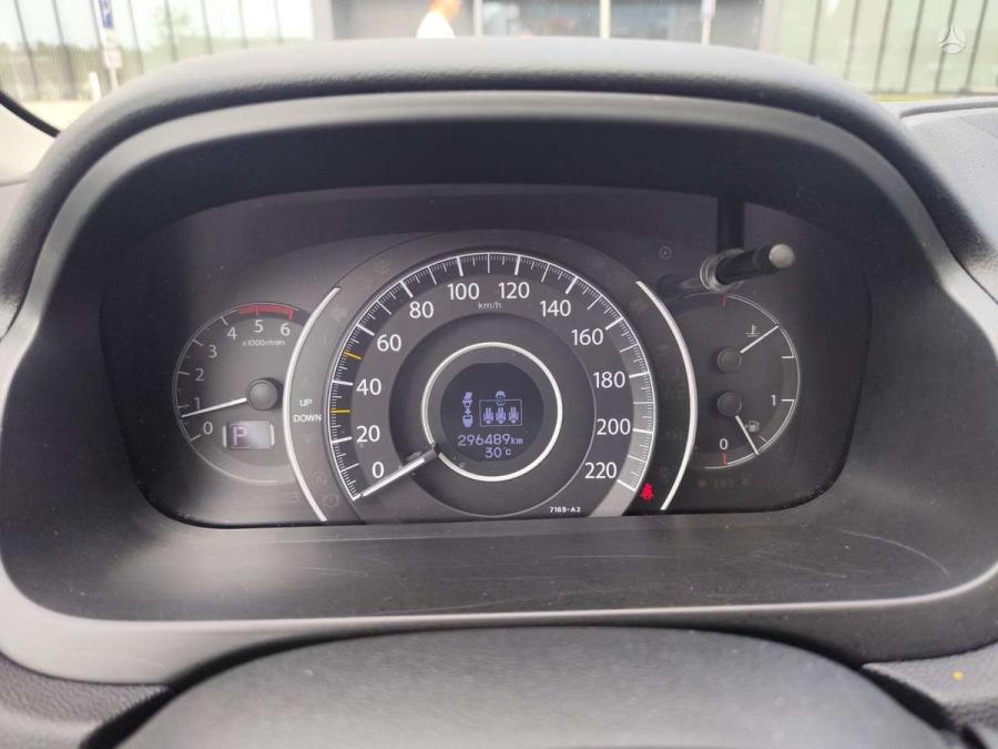 Grey Honda CR-V 2015 in Siauliai, with an engine capacity of 1.60 L and mileage of 300 thousand km for 12990 €, photo 12 on AUTOMOTO.COM.LV
