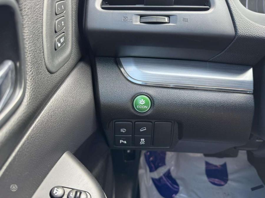 Grey Honda CR-V 2015 in Taurage, with an engine capacity of 1.60 L and mileage of 212 thousand km for 12200 €, photo 14 on AUTOMOTO.COM.LV