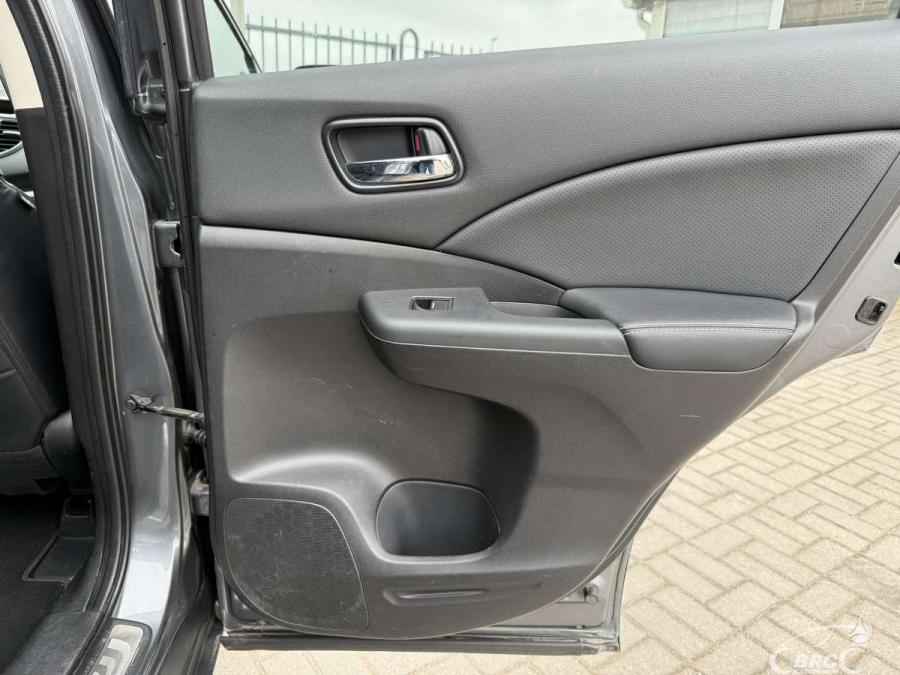 Grey Honda CR-V 2015 in Klaipeda, with an engine capacity of 1.60 L and mileage of 243 thousand km for 9500 €, photo 9 on AUTOMOTO.COM.LV