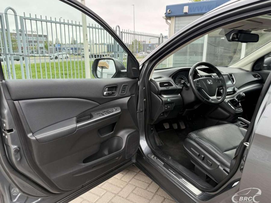Grey Honda CR-V 2015 in Klaipeda, with an engine capacity of 1.60 L and mileage of 243 thousand km for 9500 €, photo 16 on AUTOMOTO.COM.LV