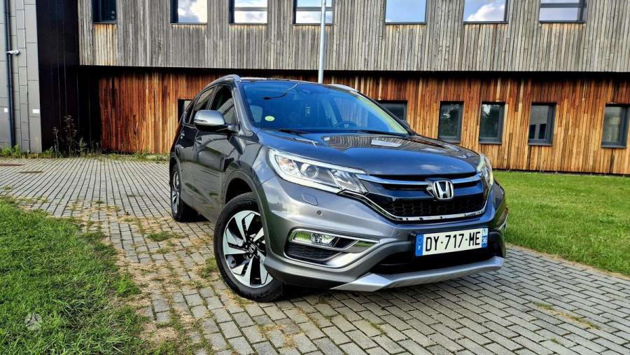 Grey Honda CR-V 2016 in Taurage, with an engine capacity of 1.60 L and mileage of 219 thousand km for 12300 €, photo 3 on AUTOMOTO.COM.LV