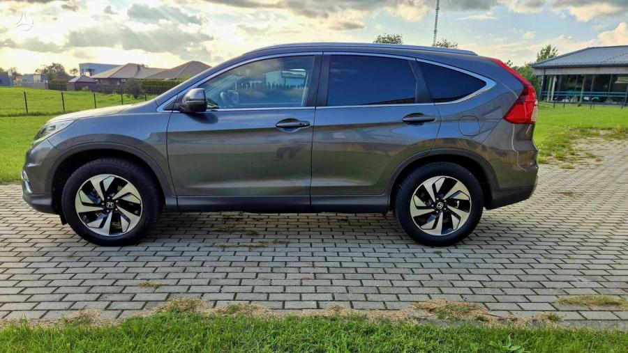 Grey Honda CR-V 2016 in Taurage, with an engine capacity of 1.60 L and mileage of 219 thousand km for 12300 €, photo 5 on AUTOMOTO.COM.LV