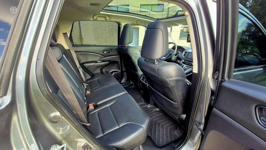 Grey Honda CR-V 2016 in Taurage, with an engine capacity of 1.60 L and mileage of 219 thousand km for 12300 €, photo 12 on AUTOMOTO.COM.LV