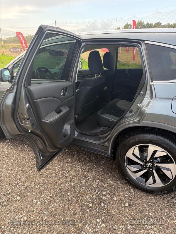Grey Honda CR-V 2016 in Tallinn, with an engine capacity of 2.00 L and mileage of 107 thousand km for 16900 €, photo 6 on AUTOMOTO.COM.LV
